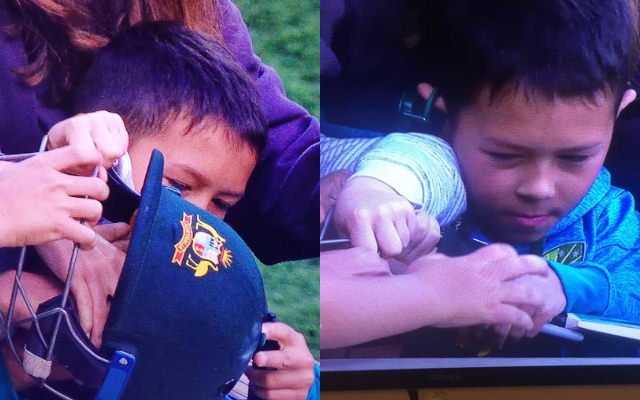 David Warner gifts a kid his helmet after triple ton; older boys snatch ...